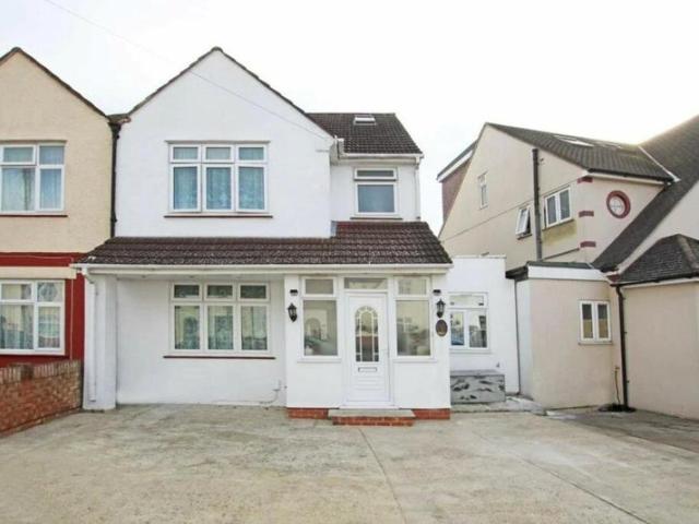 4 BedRoom House, Chatsworth Cresent Hounslow