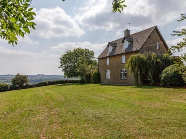 4 Bedroom House Cheltenham Gloucestershire 98864807