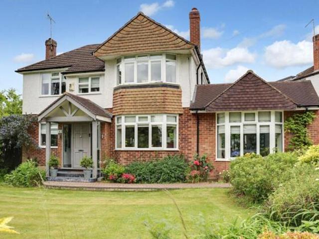 4 Bedroom House Chessington Surrey 101316545