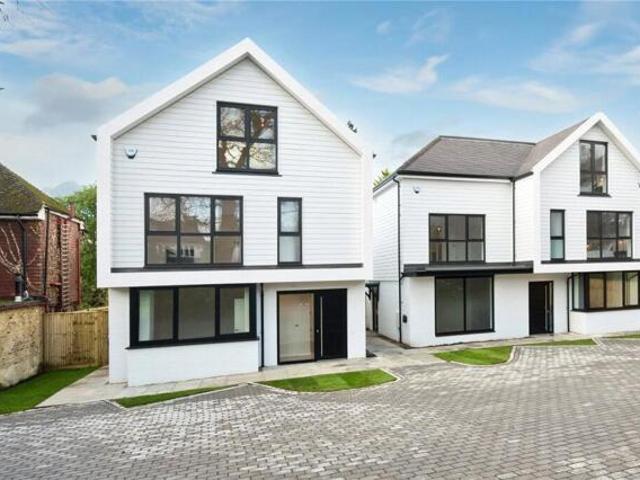 4 Bedroom House Chessington Surrey 101677258