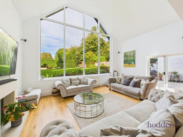 4 Bedroom House Chertsey Surrey LS100158587