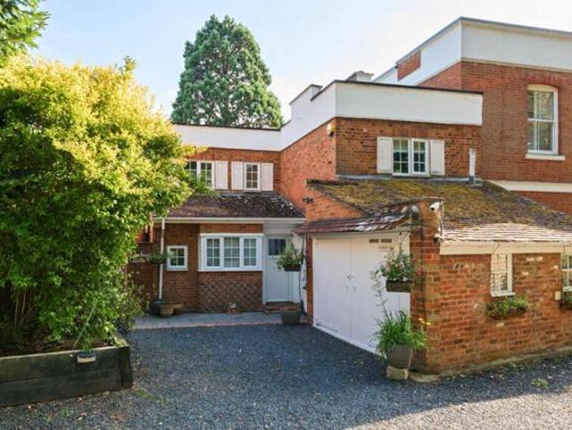 4 Bedroom House Chertsey Surrey LS100398525