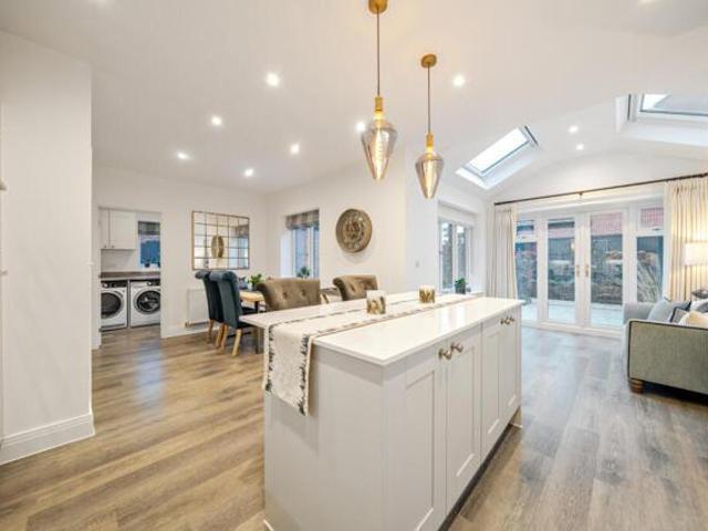 4 Bedroom House Chertsey Surrey LS100786615