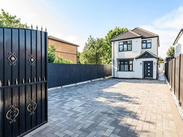 4 Bedroom House Cippenham Slough 98718470