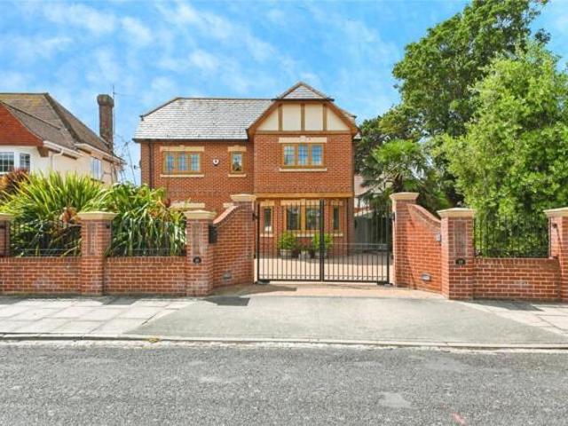 4 Bedroom House Clacton on sea Essex 98503985