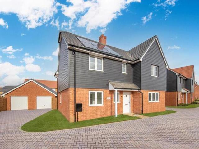 4 Bedroom House Clacton On Sea Essex 99688690