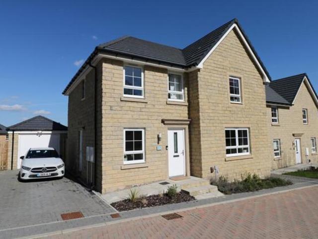 4 Bedroom House Cleckheaton Kirklees 101278321