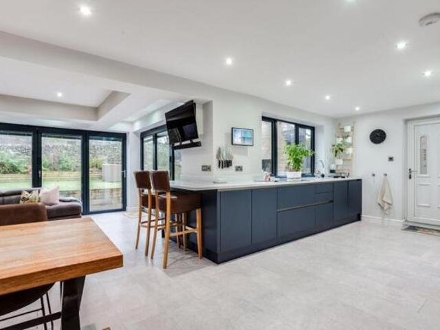 4 Bedroom House Cleckheaton Kirklees 99808653