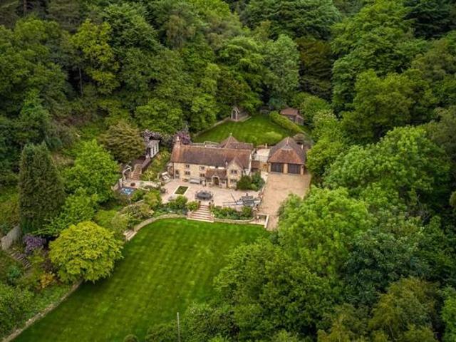 4 Bedroom House Cranleigh Surrey 100426353