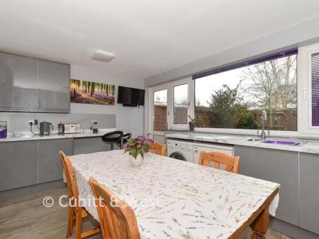4 Bedroom House Cranleigh Surrey LS99688712