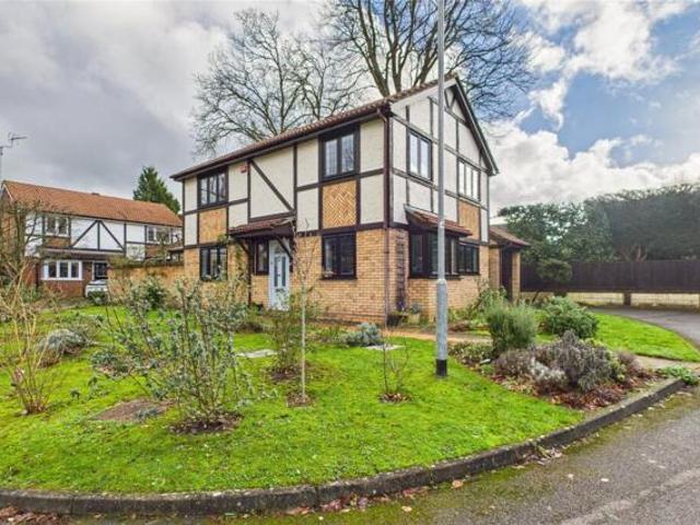 4 Bedroom House Crowthorne Wokingham 101025429