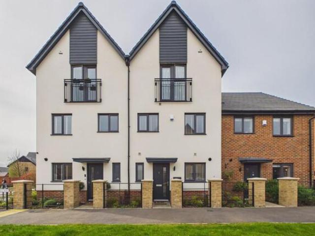4 Bedroom House Crowthorne Wokingham LS101316145