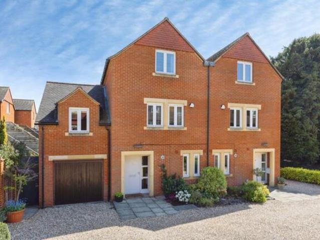 4 Bedroom House Alton Hampshire LS101796945