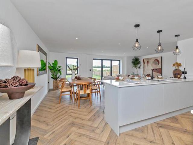 4 Bedroom House Aylesbury Buckinghamshire 99130411