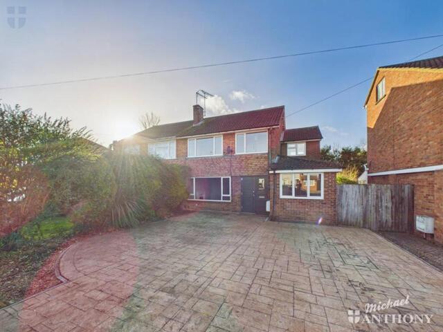 4 Bedroom House Aylesbury Buckinghamshire LS100648647