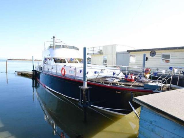 4 Bedroom House Boat Character Property