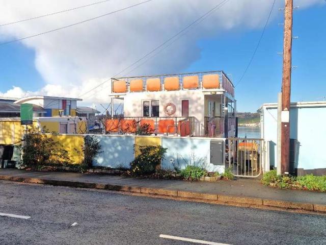 4 Bedroom House Boat Character Property