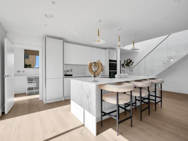 4 Bedroom House Banstead Surrey LS101777738