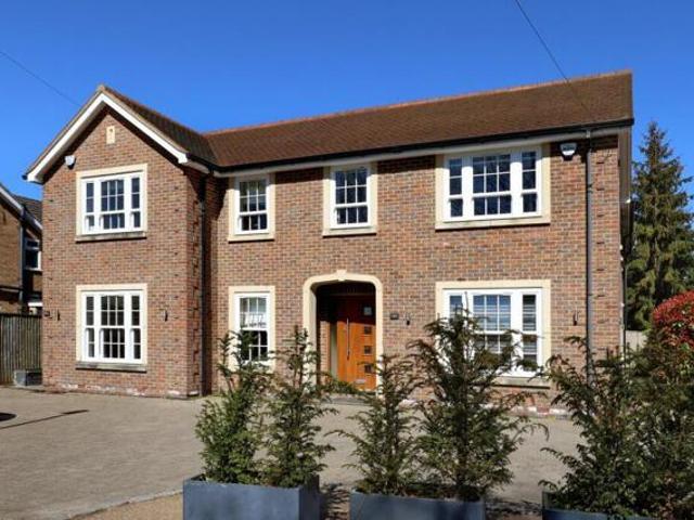 4 Bedroom House Beaconsfield Buckinghamshire LS101677139