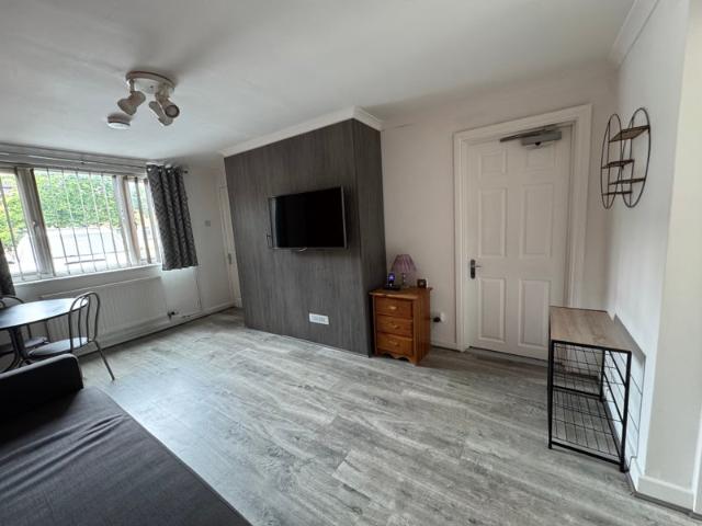 4 bedroom house bills included cleaned weekly