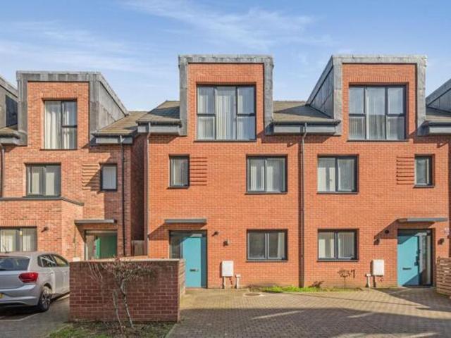 4 Bedroom House Brentford Greater London LS100953682