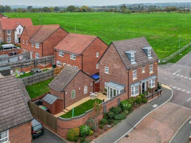 4 Bedroom House Bromsgrove Worcestershire 101677377