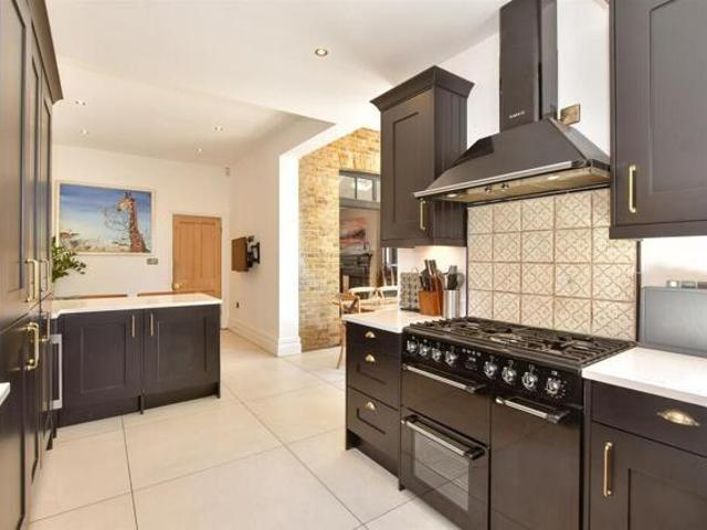 4 Bedroom House Buckhurst Hill Essex LS98930095