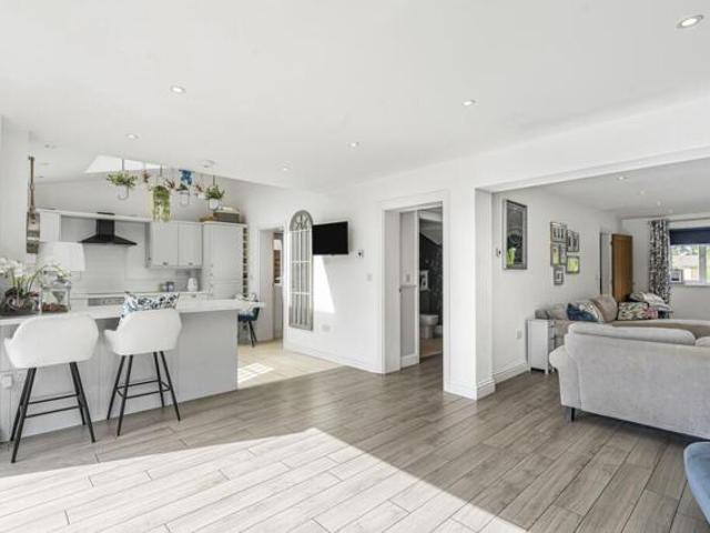 4 Bedroom House Buckinghamshire Buckinghamshire 99952397