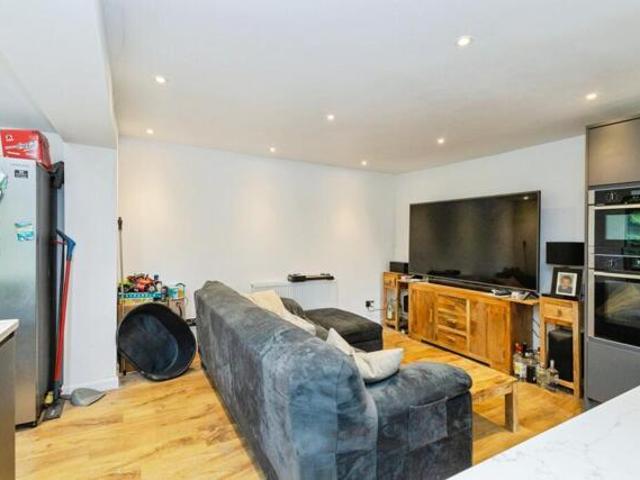 4 Bedroom House Gosport Hampshire 101931561