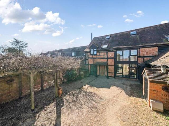 4 Bedroom House Gerrards Cross Buckinghamshire LS100787017