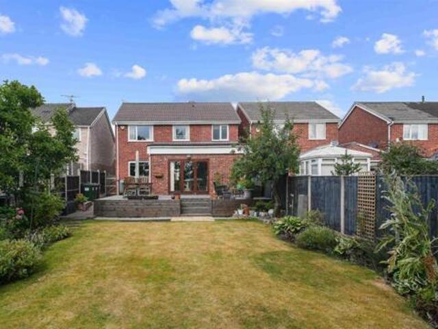 4 Bedroom House Darton Darton LS98503844