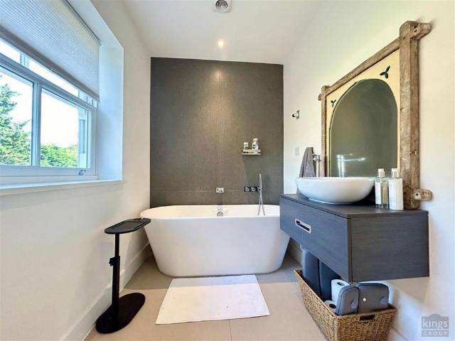 4 Bedroom House Detached To Let