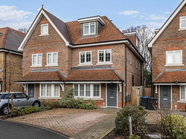 4 Bedroom House Esher Surrey LS98930297