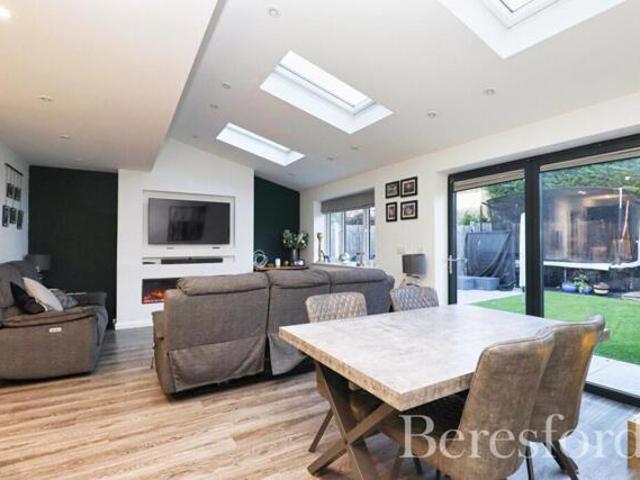 4 Bedroom House Essex Essex 98834614