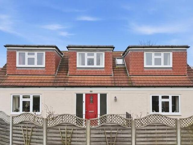 4 Bedroom House Essex Essex 99608176