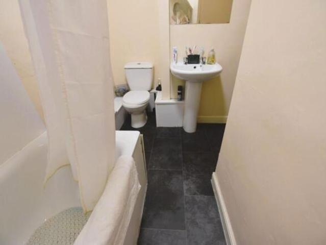 4 bedroom house for rent in Carberry Place, LS6