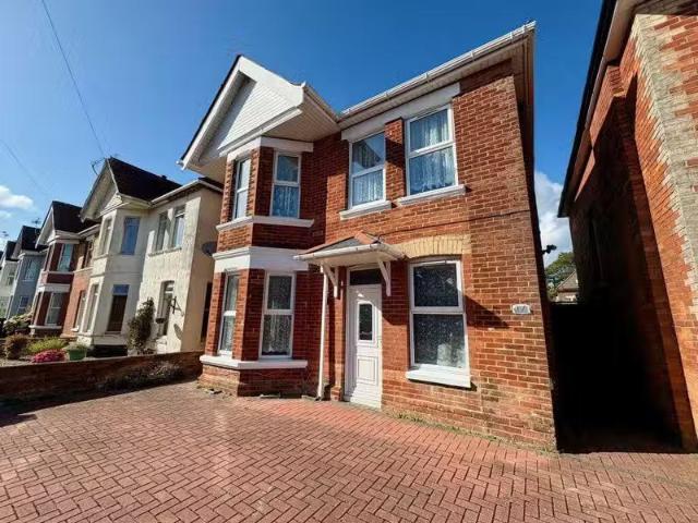 4 bedroom house for rent in Chatsworth Road, Charminster P078.