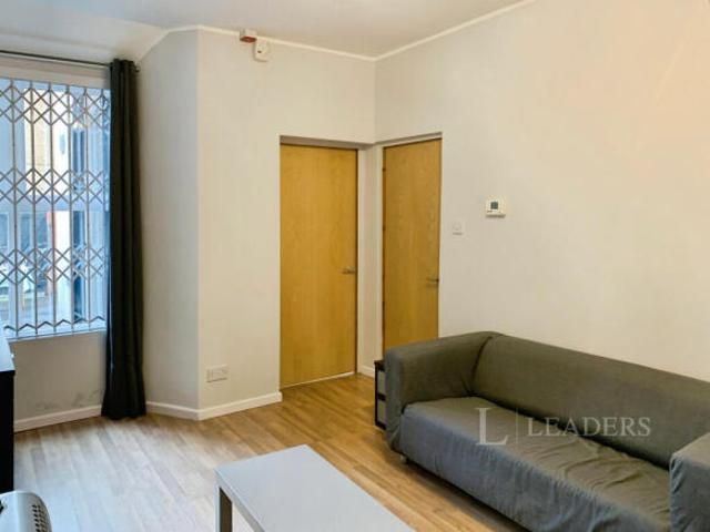 4 bedroom house for rent in Claremont Road, M14