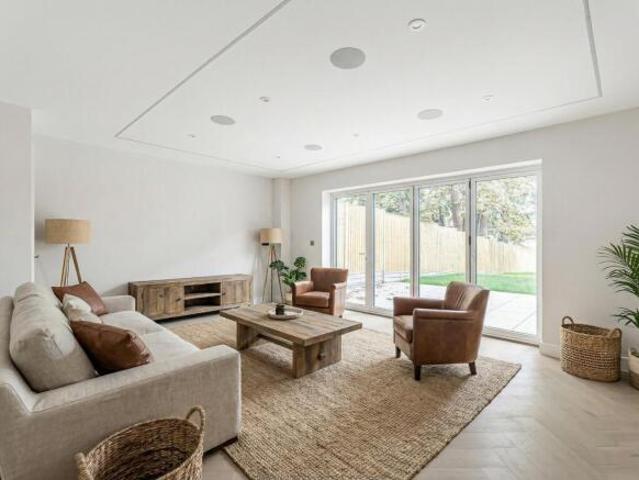 4 bedroom house for rent in Apple Tree Grove, Pollards Hill North, SW16