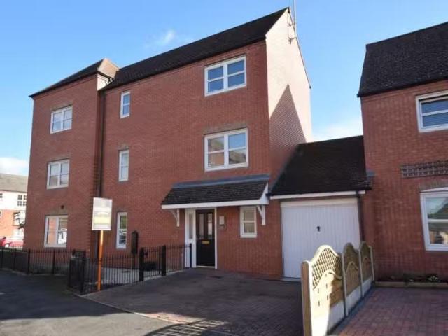 4 bedroom house for rent in Austen Road, Stratford Upon Avon.