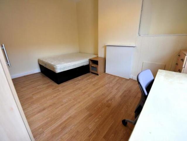 4 bedroom house for rent in Branksome Place, LS6
