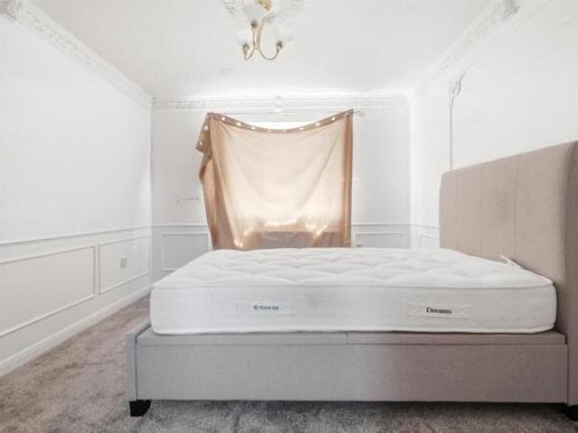 4 bedroom house for rent in Broadgate Road, London, E16