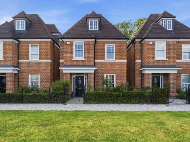 4 bedroom house for rent in Broadoaks Park Road, West Byfleet.