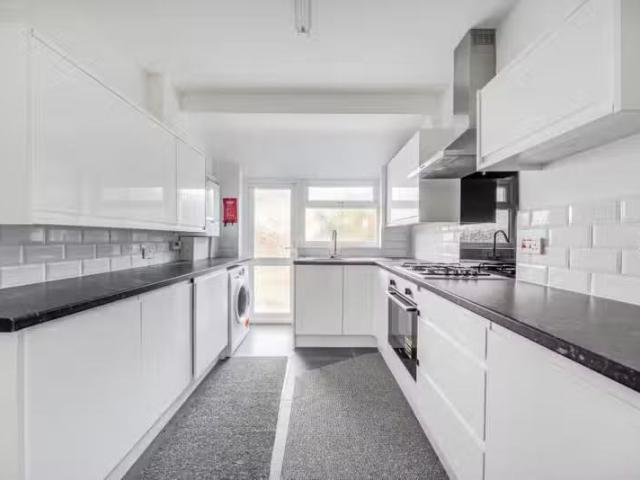 4 bedroom house for rent in Gorringe Park Avenue, Mitcham, CR4