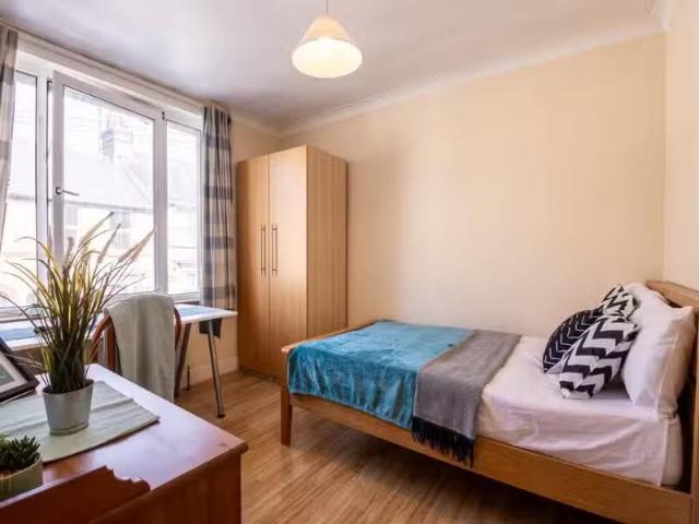 4 bedroom house for rent in Guildford Road, Canterbury, Kent.