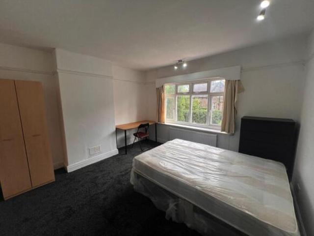 4 bedroom house for rent in Dennistead Crescent, Leeds, LS6