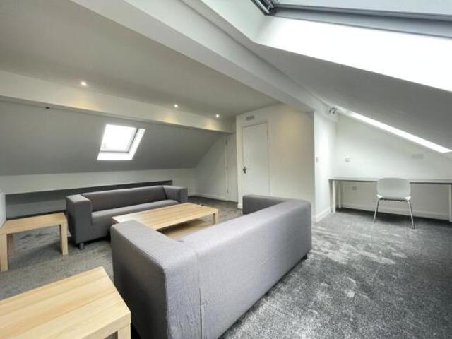4 bedroom house for rent in Diggery Close, 3A Woodhall Drive, Kirkstall, Leeds, LS5