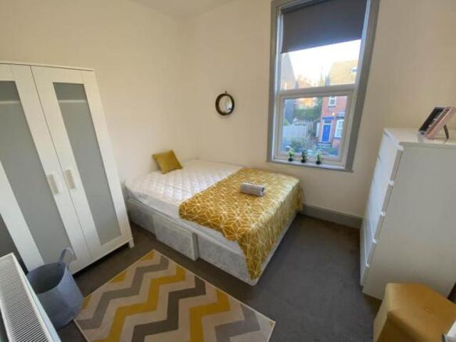 4 bedroom house for rent in Knowle Road Main, Burley, Leeds, LS4