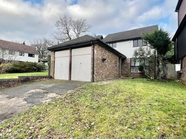 4 bedroom house for rent in Kynance Close, Romford, Havering, RM3 7LB, RM3