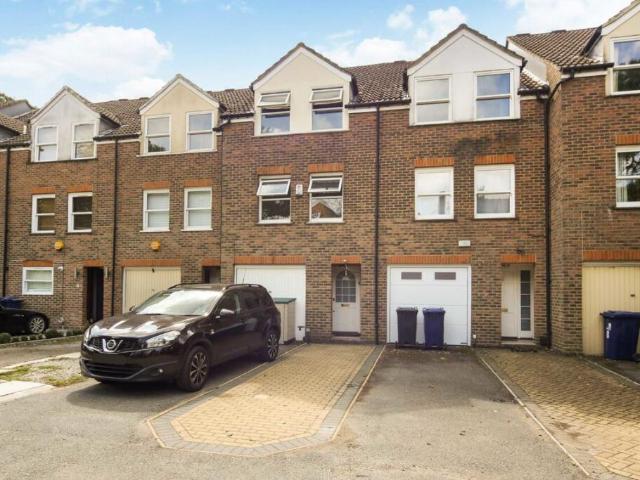 4 bedroom house for rent in Hogarth Close, Ealing, W5